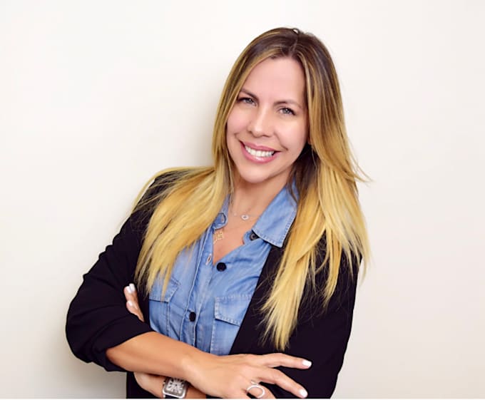 Record a latin female voice over by Lorenaamaro | Fiverr