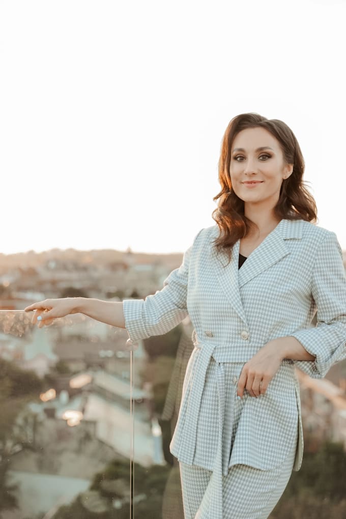 Create a natural selfie style video in ukrainian, english with ...