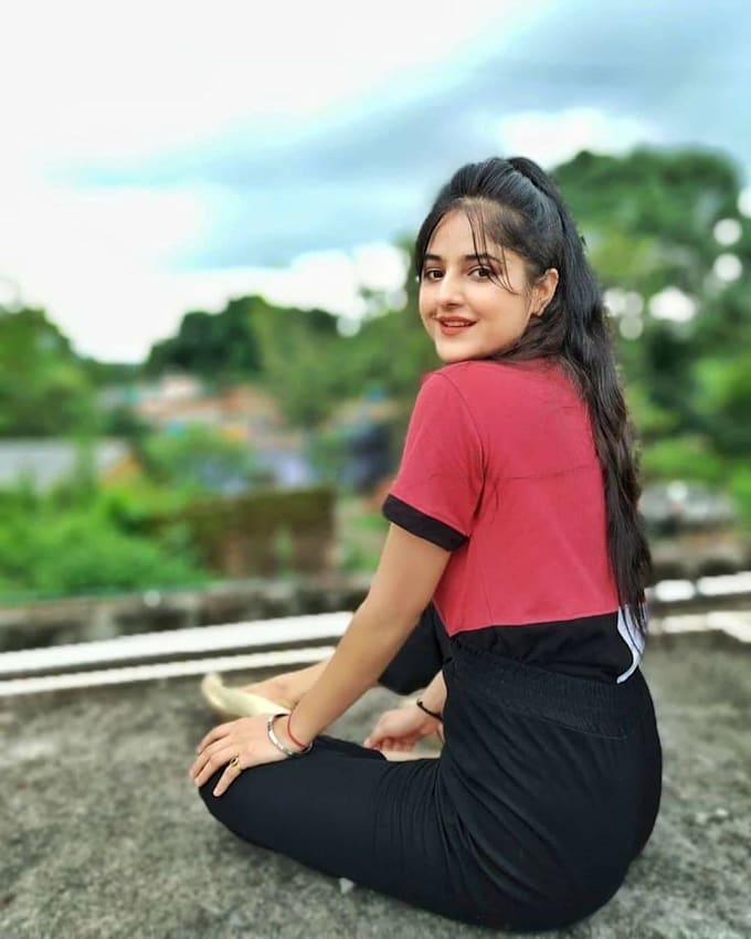 Model for photos and videos for your product by Numa_wafaa | Fiverr