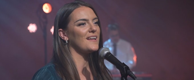 12 Best freelance female singers for hire in October 2024