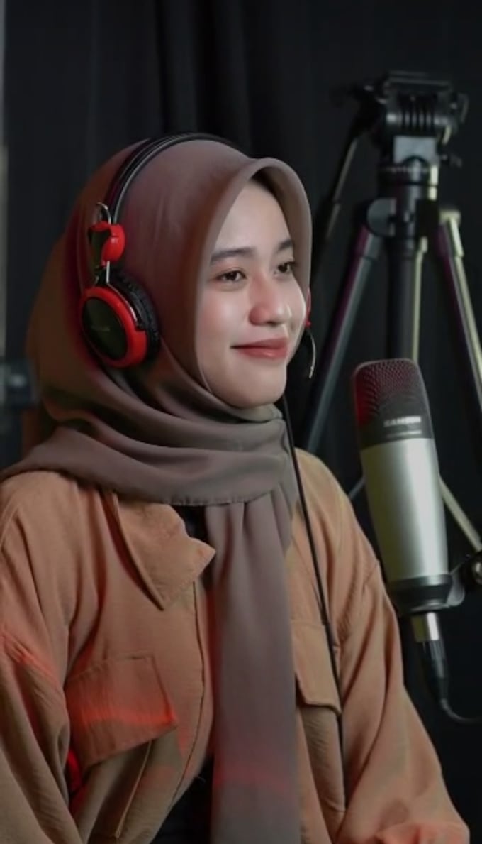 12 Best freelance female voice over artists for hire in August 2024