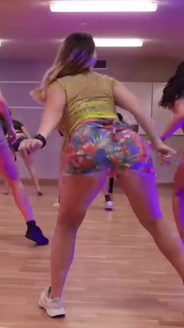 Do amazing tiktok dance twerk dance viral group dance by Lindacarrol | Fiverr