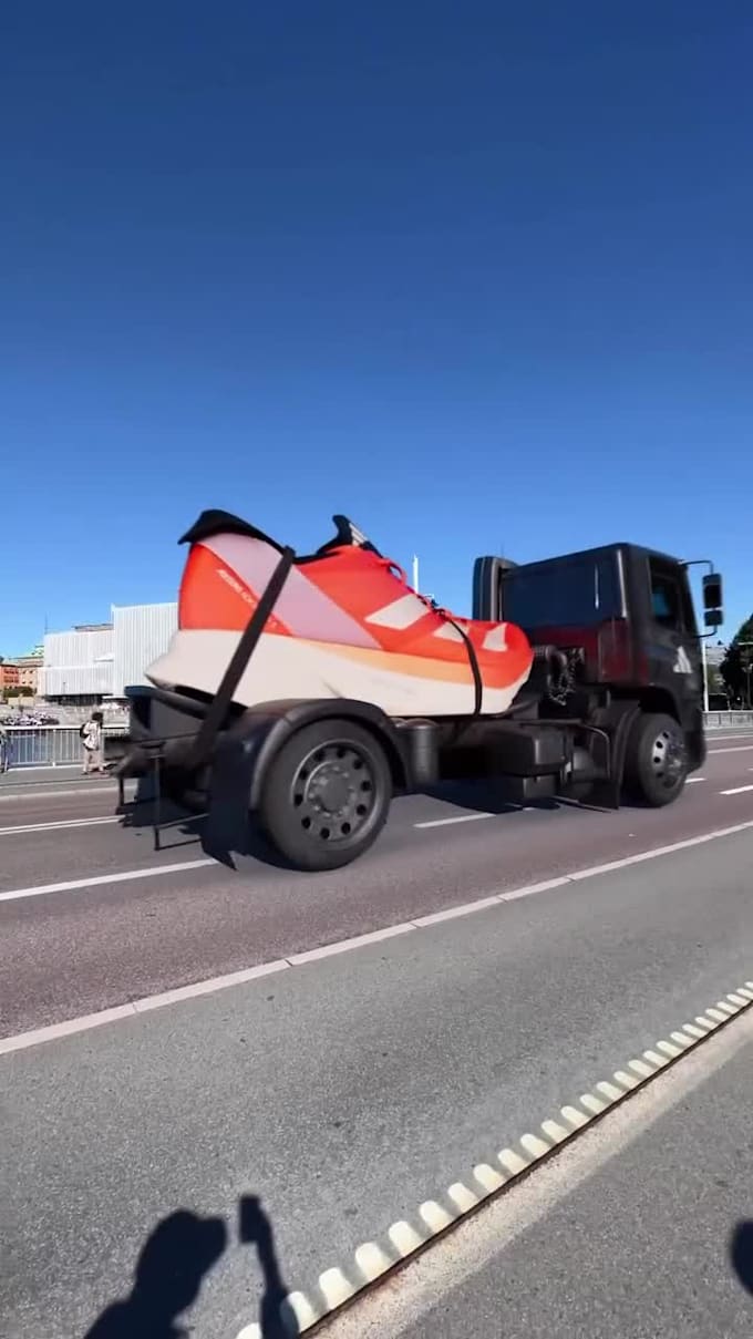 Do camera tracking and motion graphics 3d cgi shoe animation 3d cgi ...